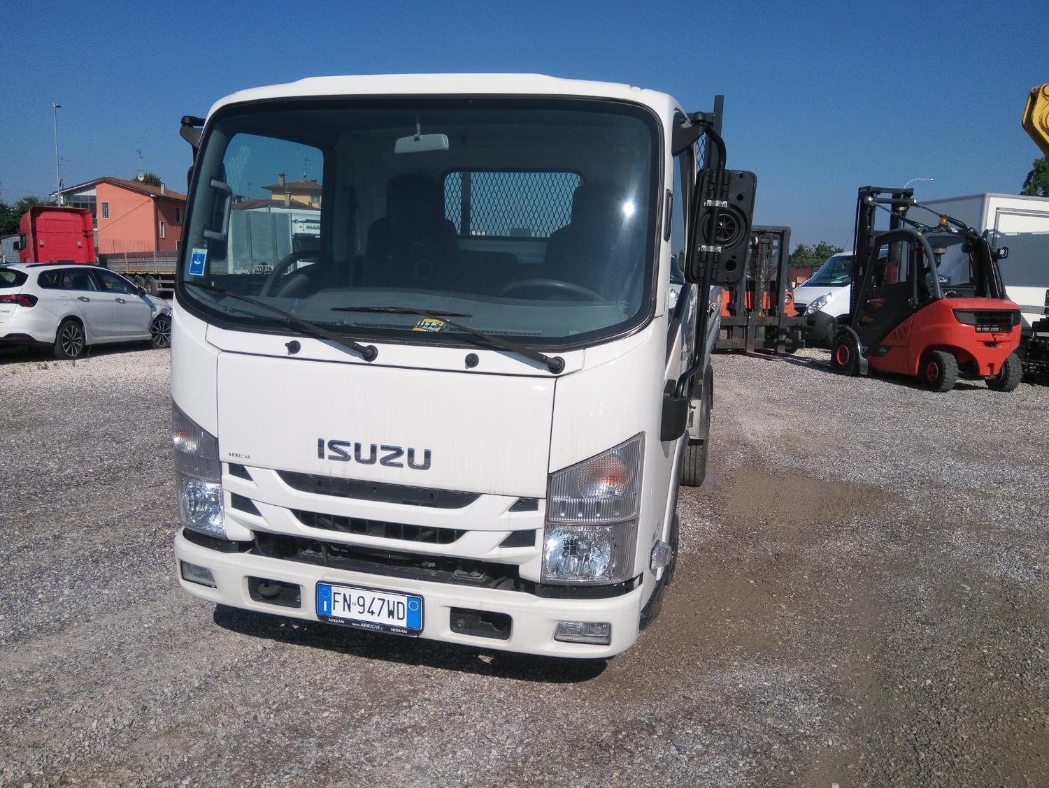 Lot Autocarro Isuzu con cassone ribaltabile