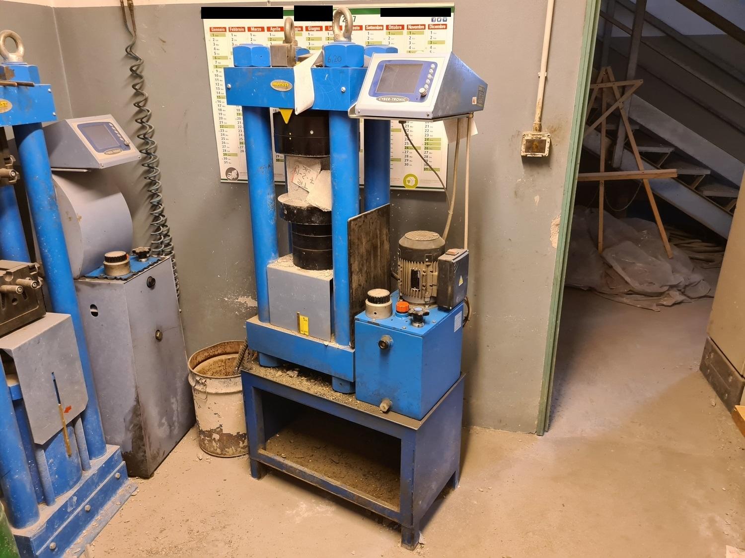 Lot Matest concrete cubes test press