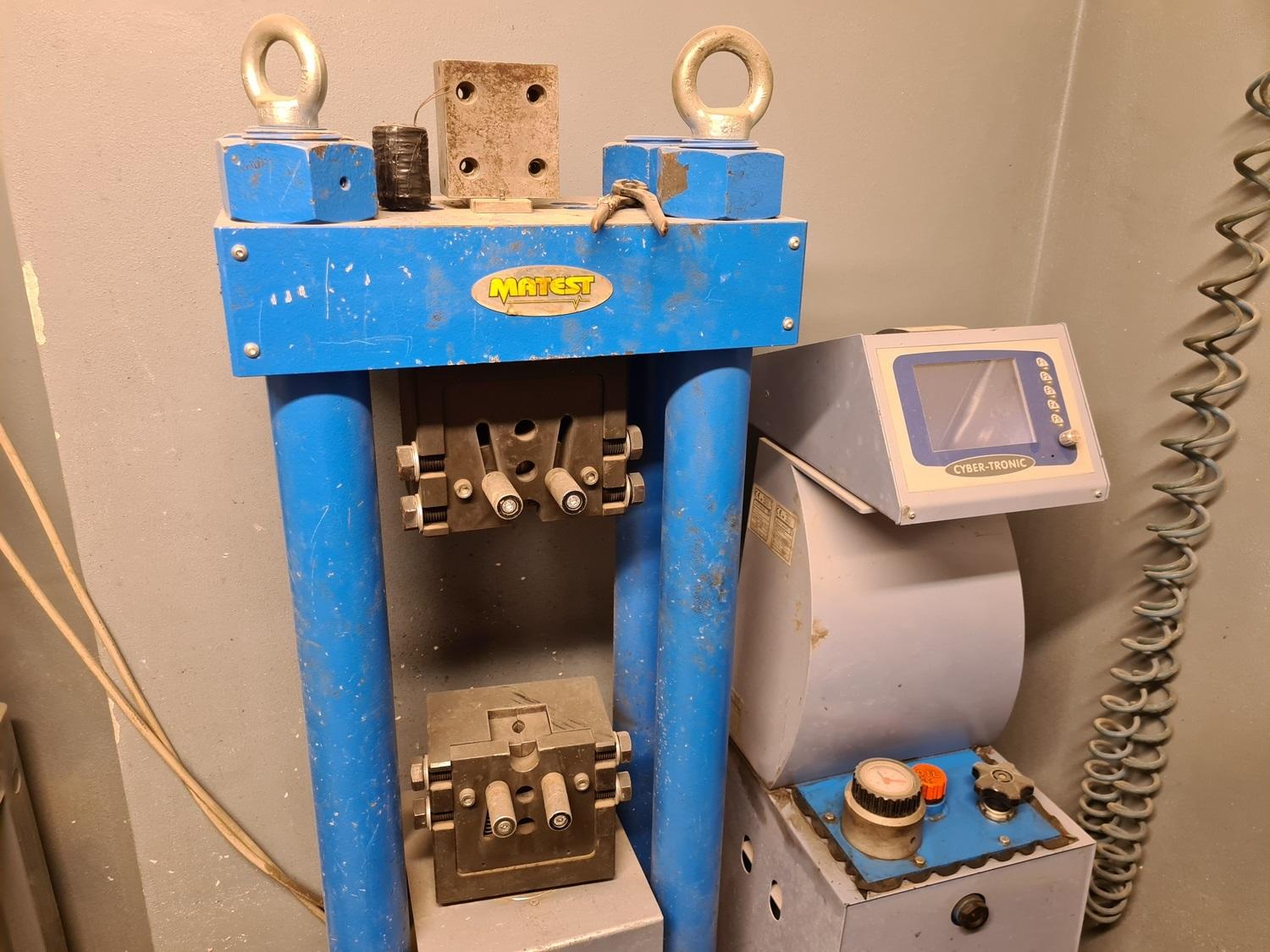 Lot Matest traction testing machine