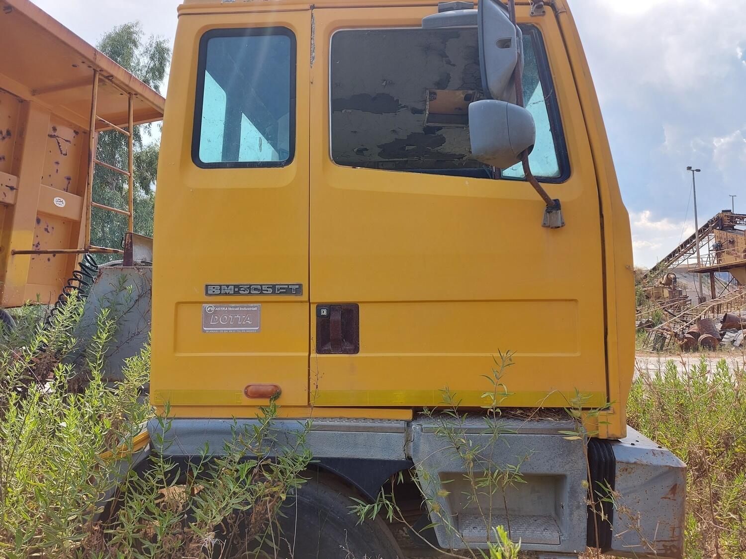 Lot Astra road tractor and Astra semi-trailer