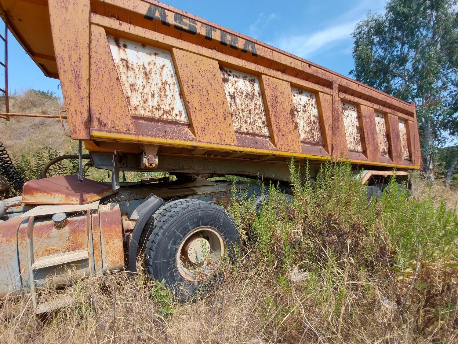 Lot Astra road tractor and Astra semi-trailer