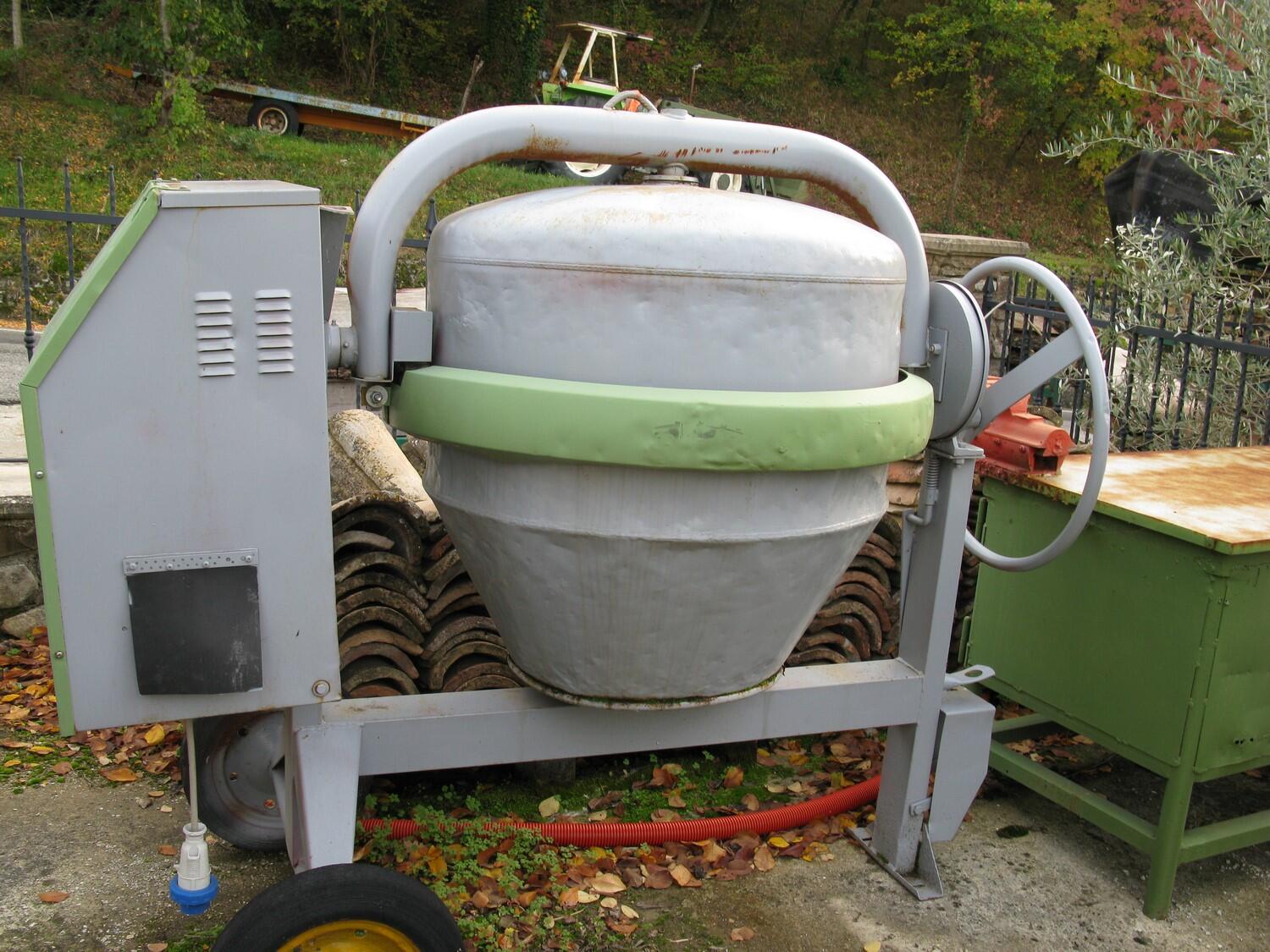 Lot 300 liter single-phase concrete mixer