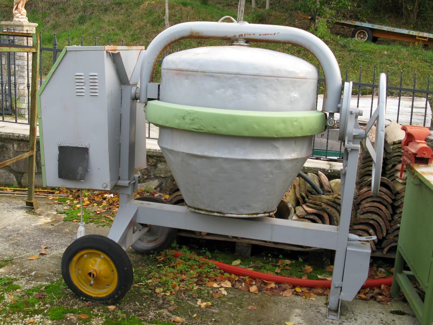 Lot 300 liter single-phase concrete mixer