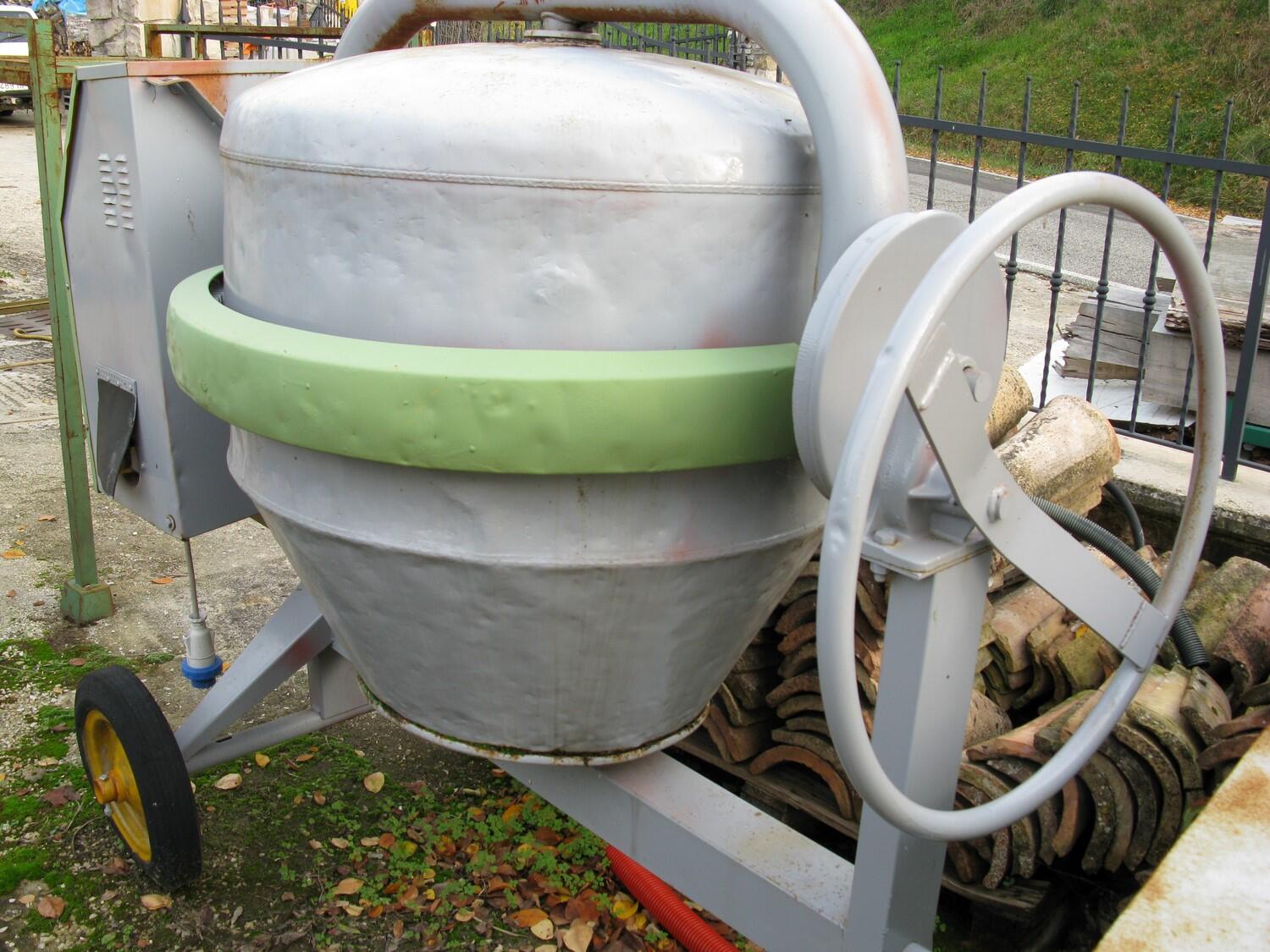 Lot 300 liter single-phase concrete mixer