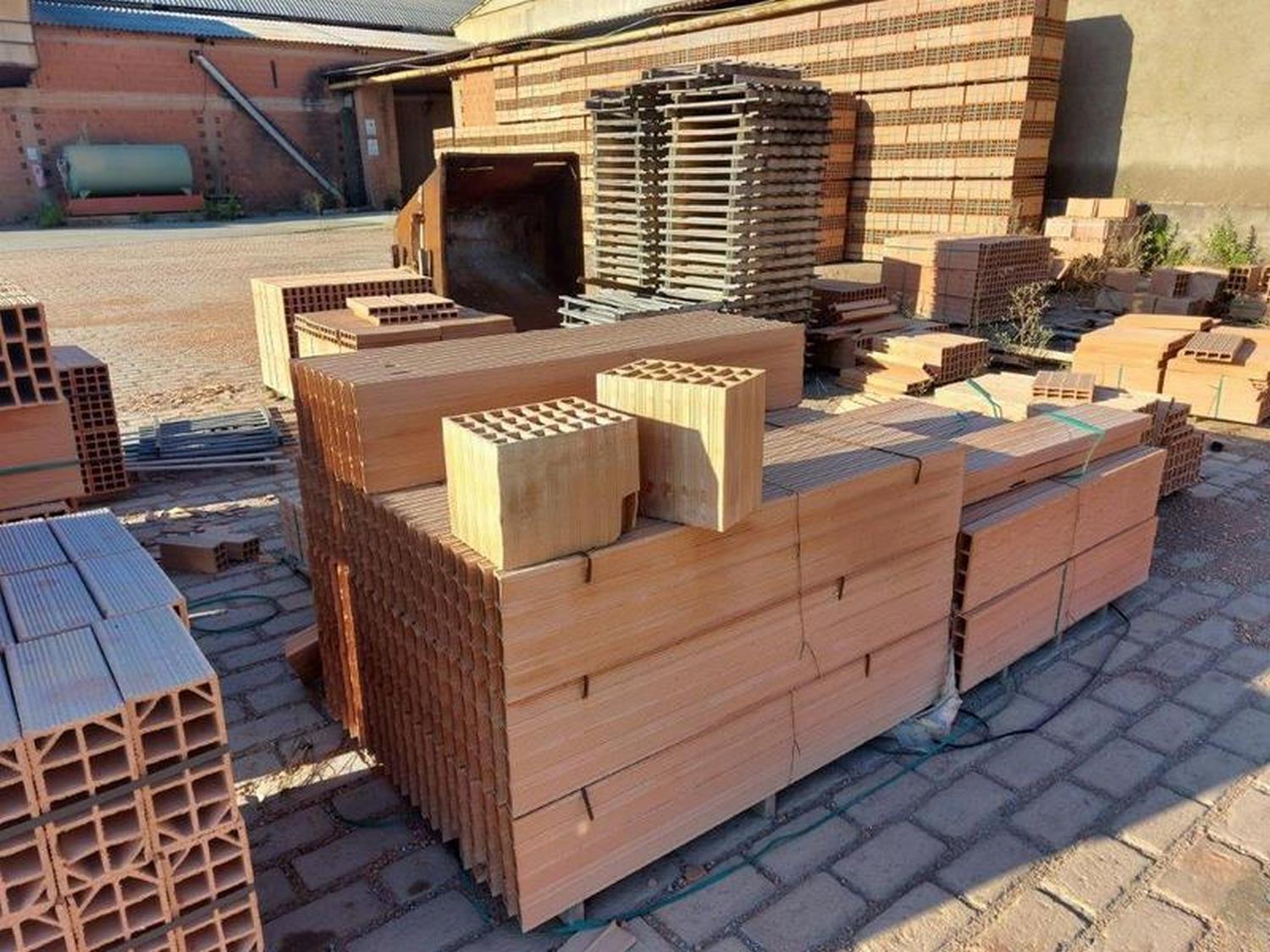 Lotto Mattoni forati tipo "alti" e tipo "bassi"