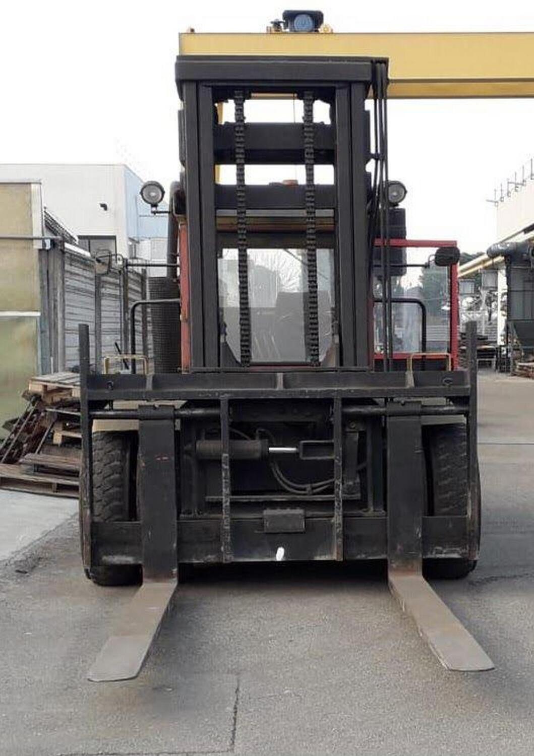 Lot Yellow Hyster forklift