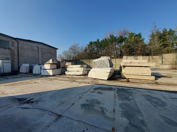 Lot Warehouse stone blocks