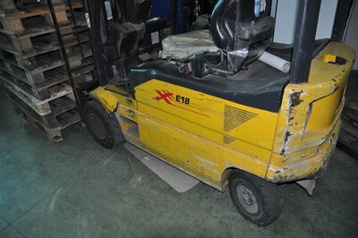 Lot OM forklift with ATIB battery charger