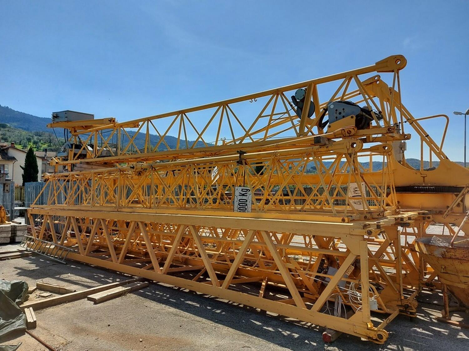 Lot Potain crane