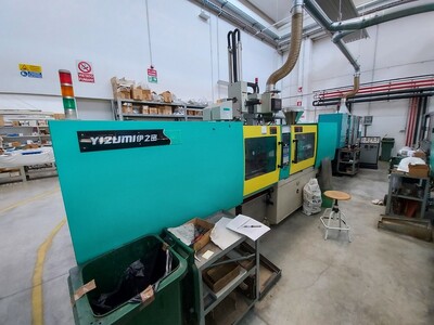Lot Yizumi injection moulding machine