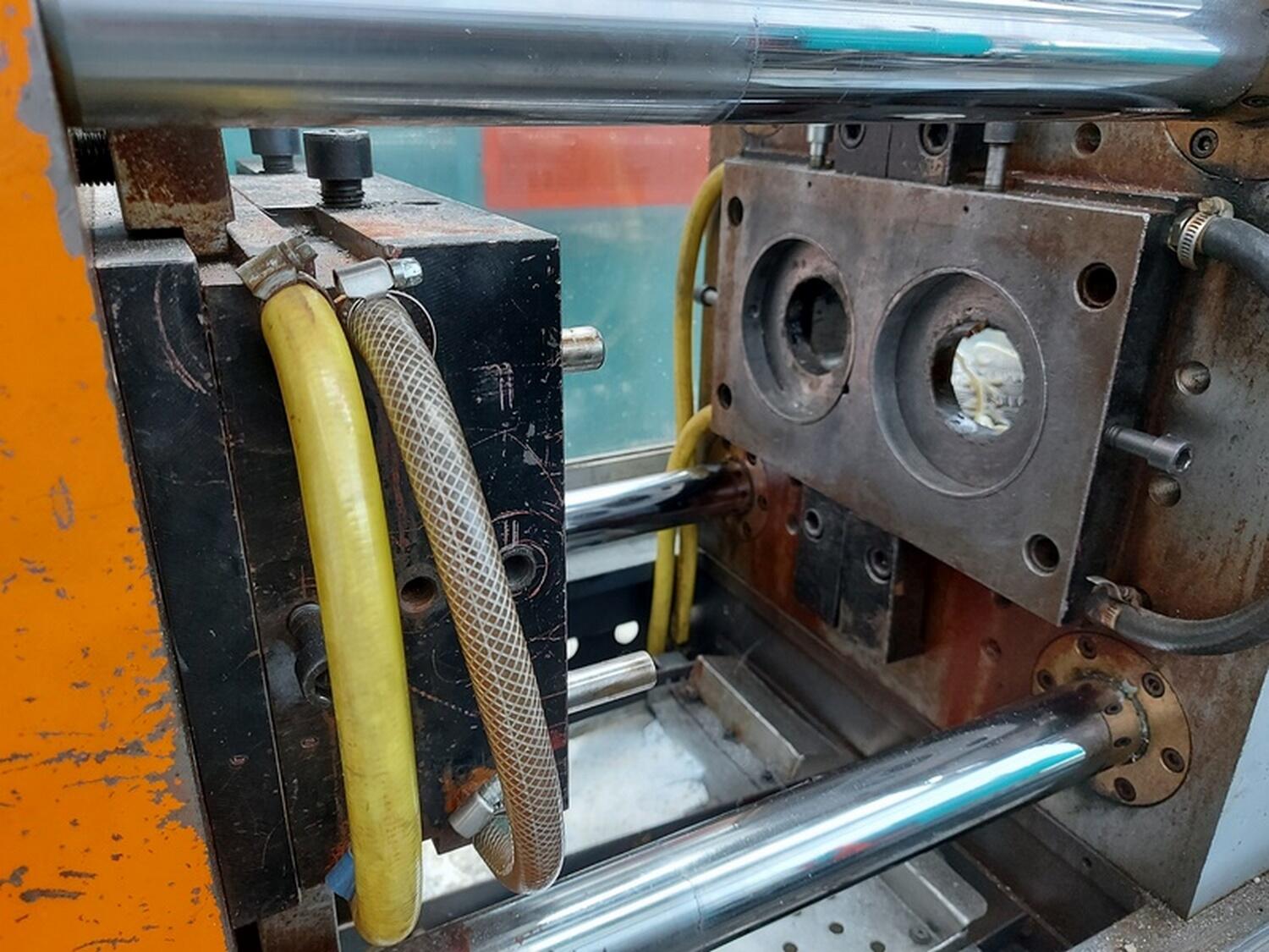 Lot Presma injection moulding machine