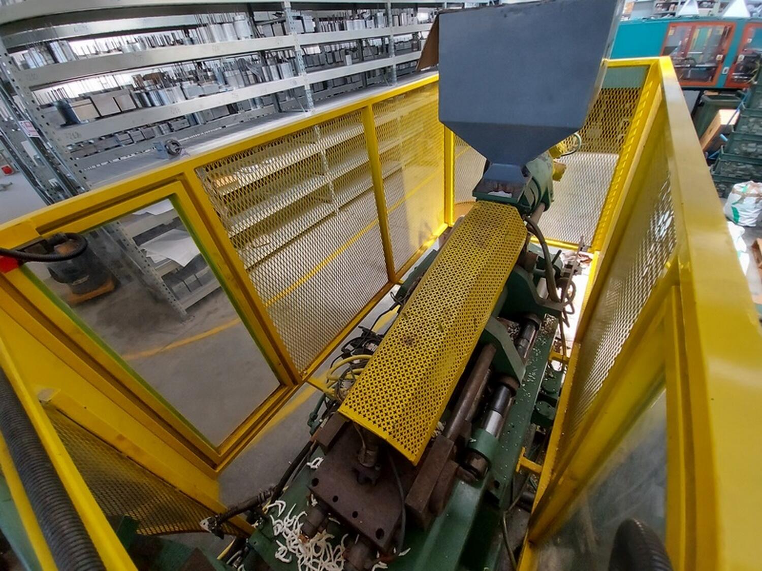 Lot Presma injection moulding machine