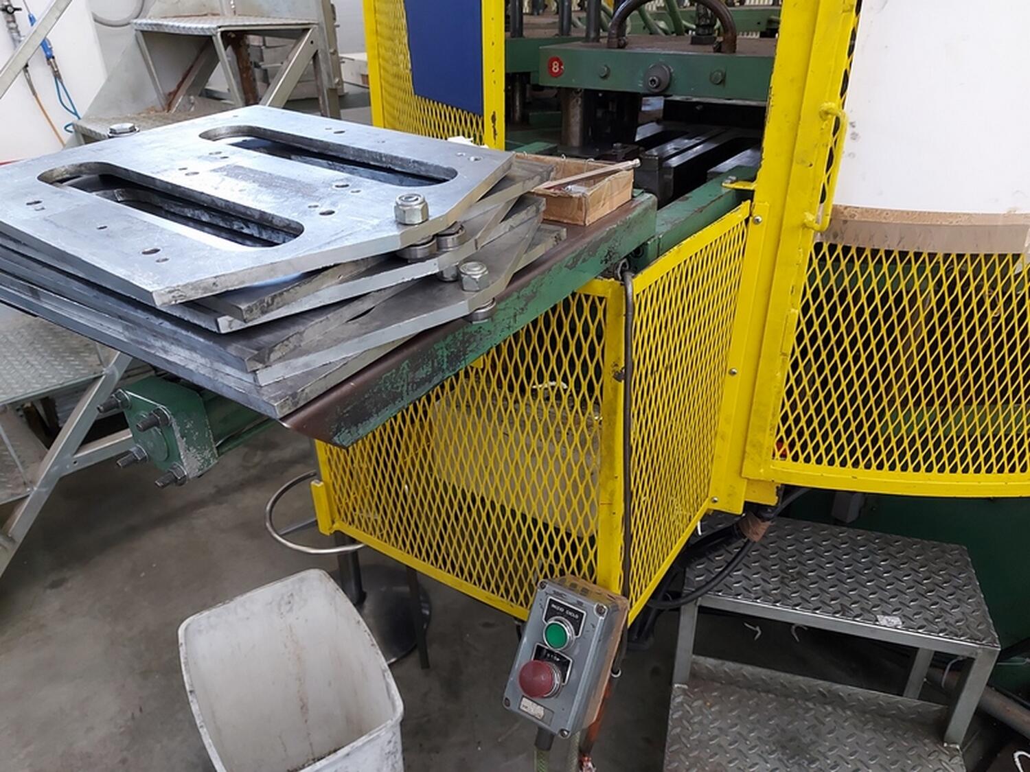 Lot Presma injection moulding machine