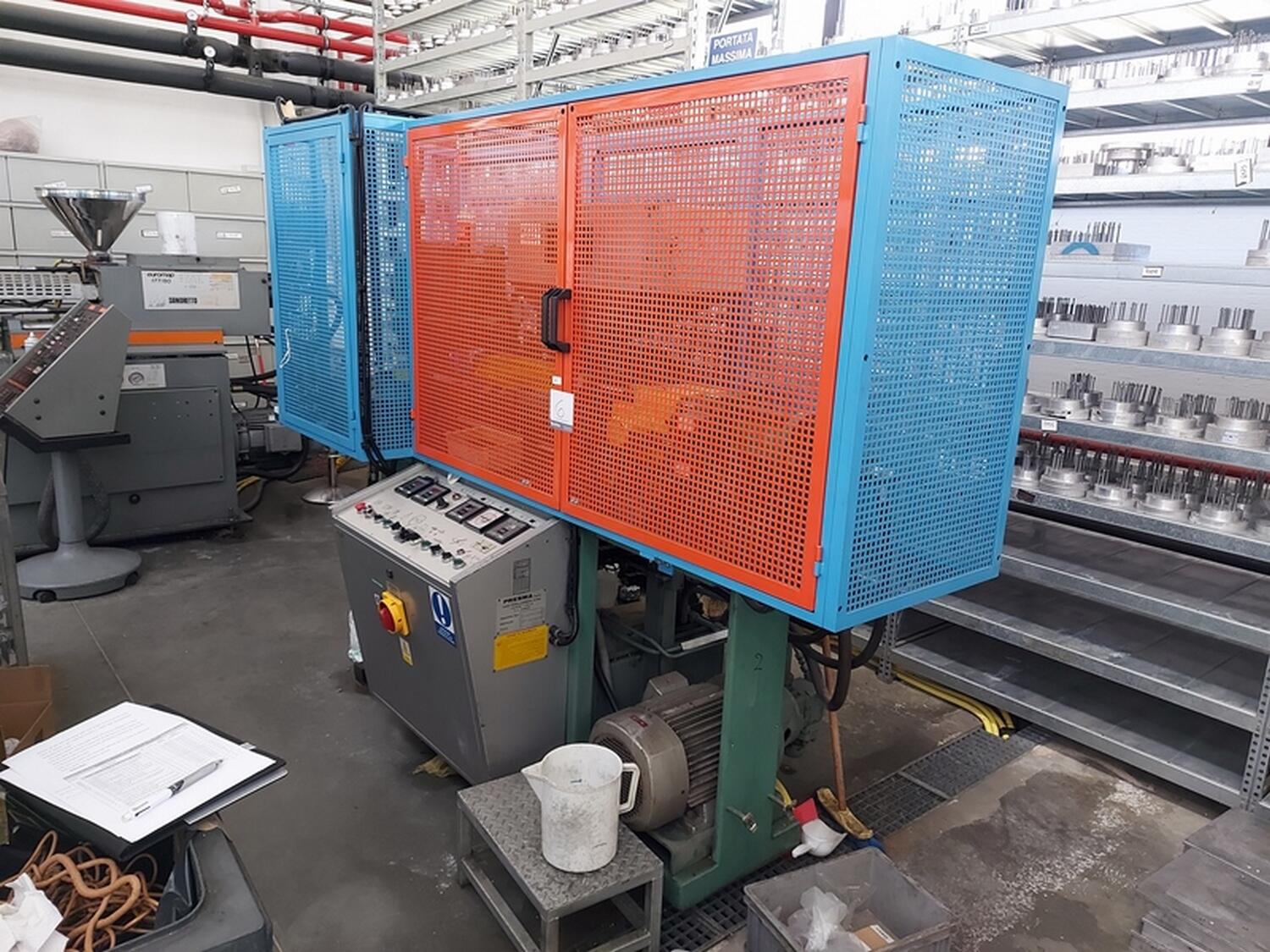 Lot Presma injection moulding machine