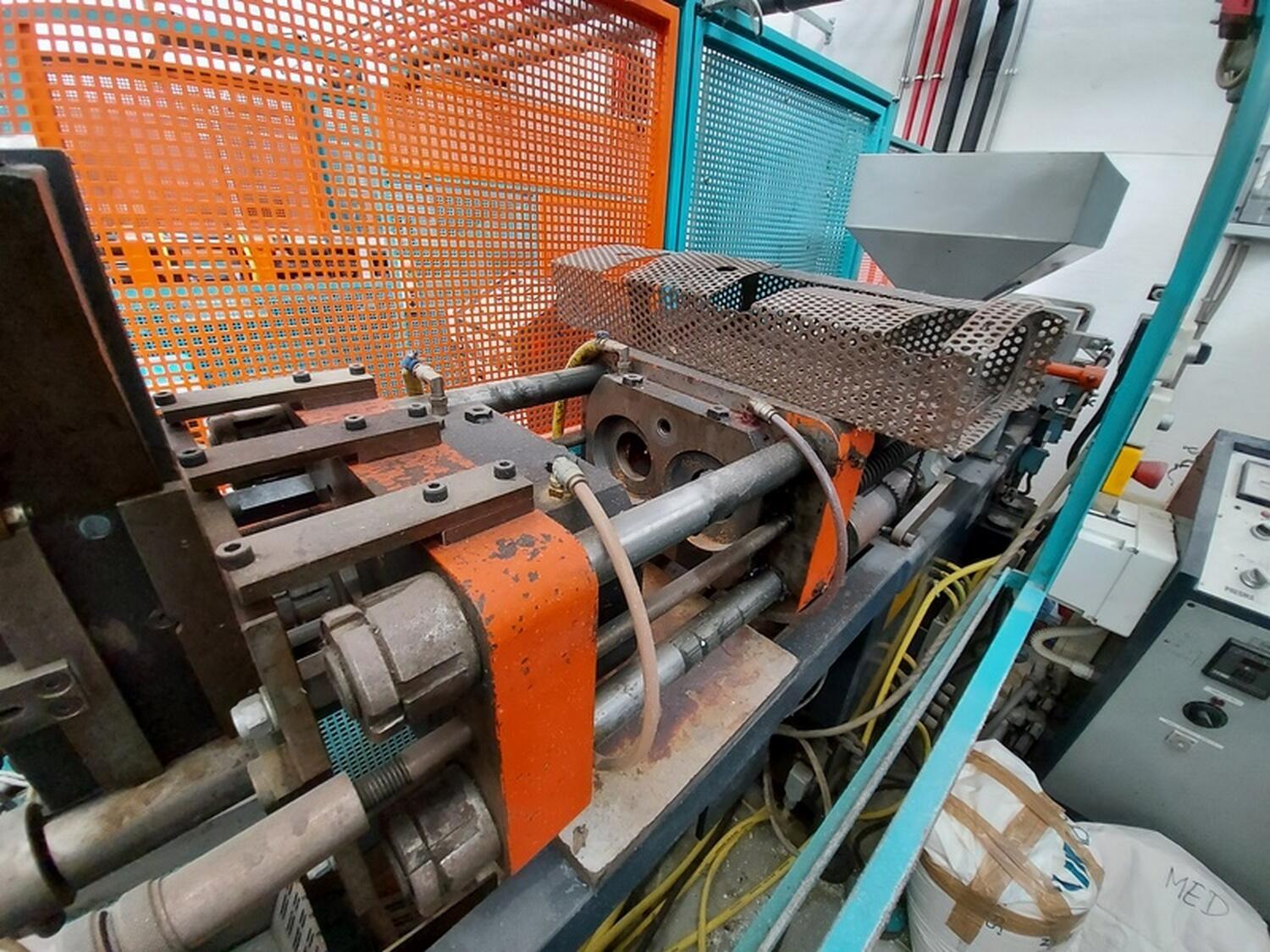 Lot Presma injection moulding machine