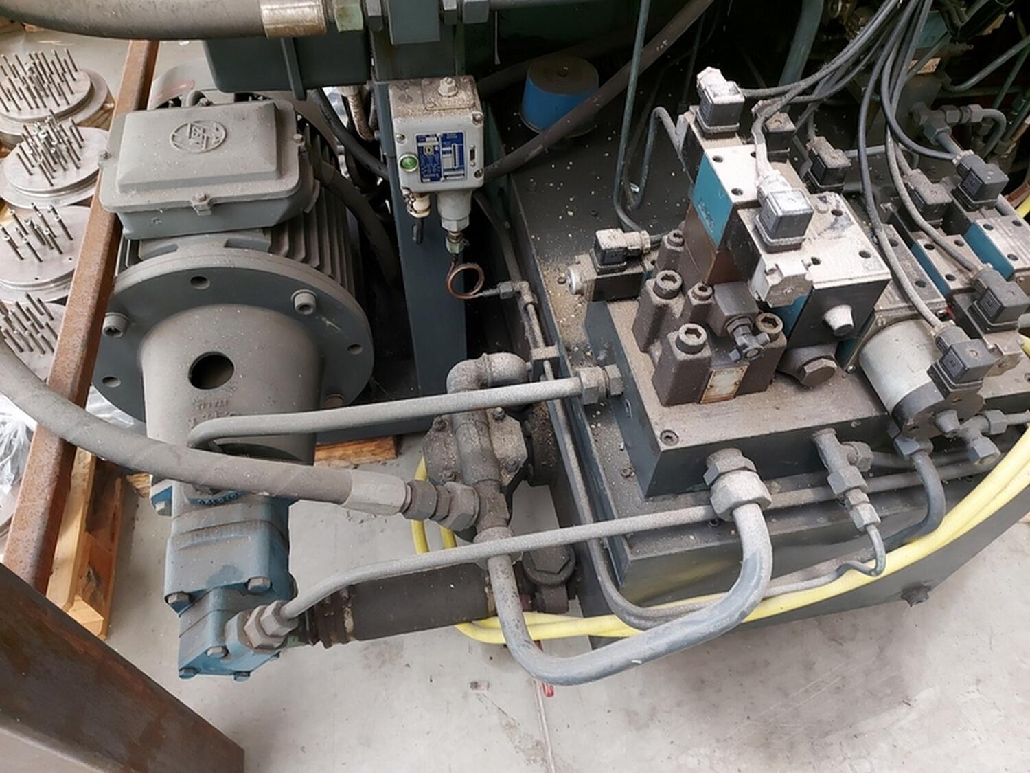 Lot Injection moulding machine Presma