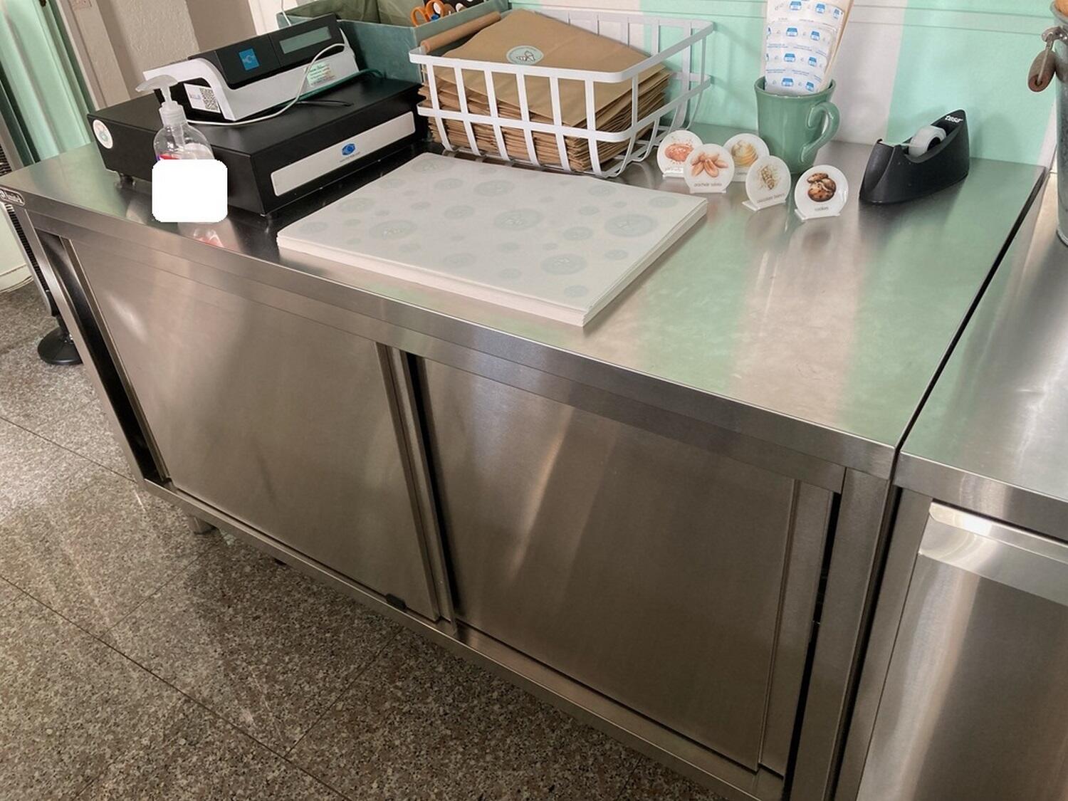 Lot Neutral stainless steel counter