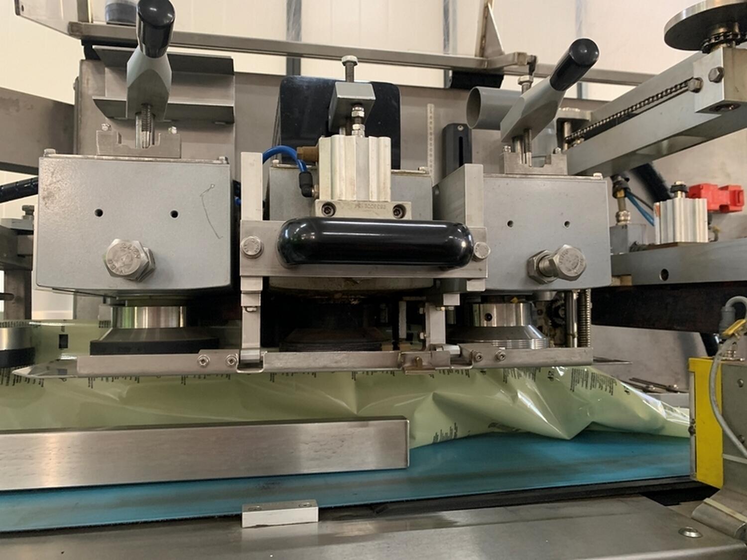 Lot Ilapak Astra PC flow pack packaging machine