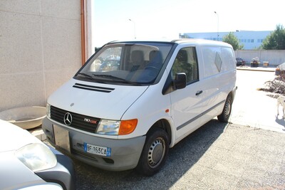 Lot Mercedes box van