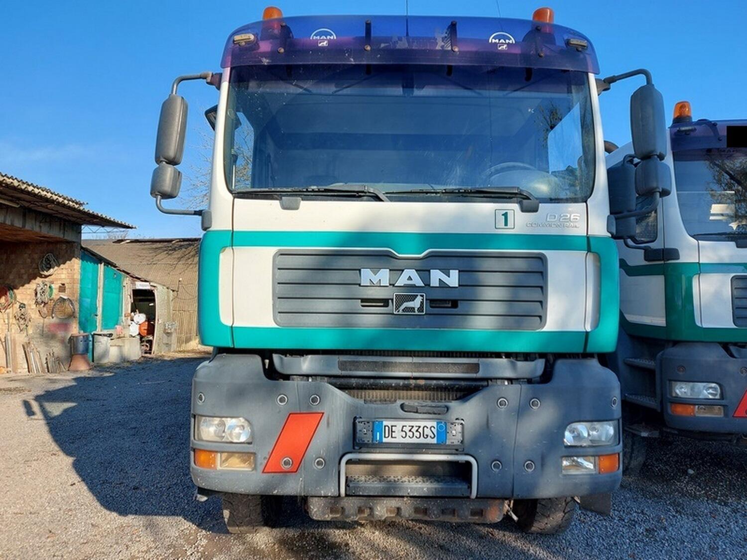 Lot Man 4 Axle Truck