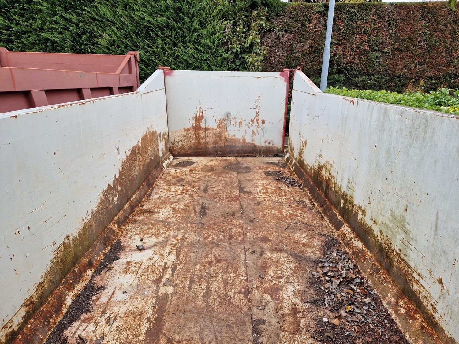 Lot Roll-off skip for sludge Saved