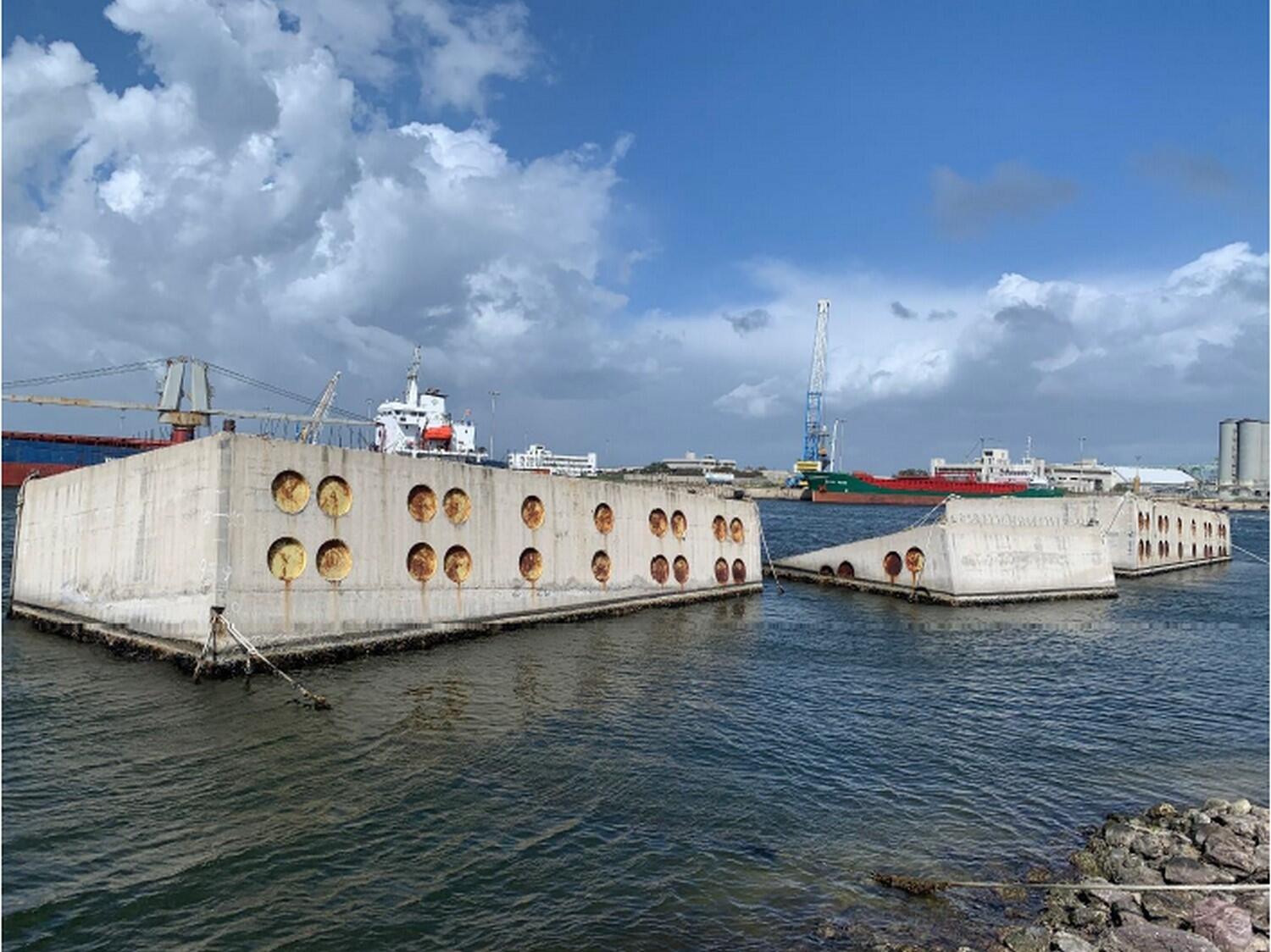 Lot Prefabricated concrete caissons