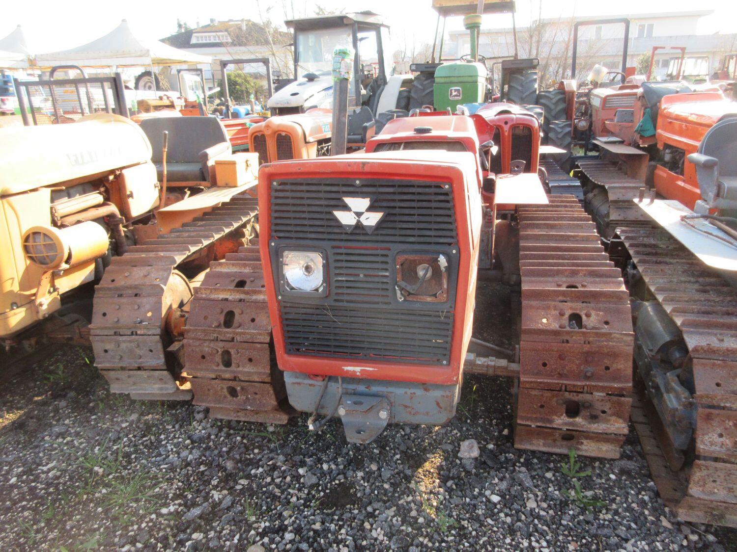 Lot Massey Ferguson 174 C tracked farm tractor