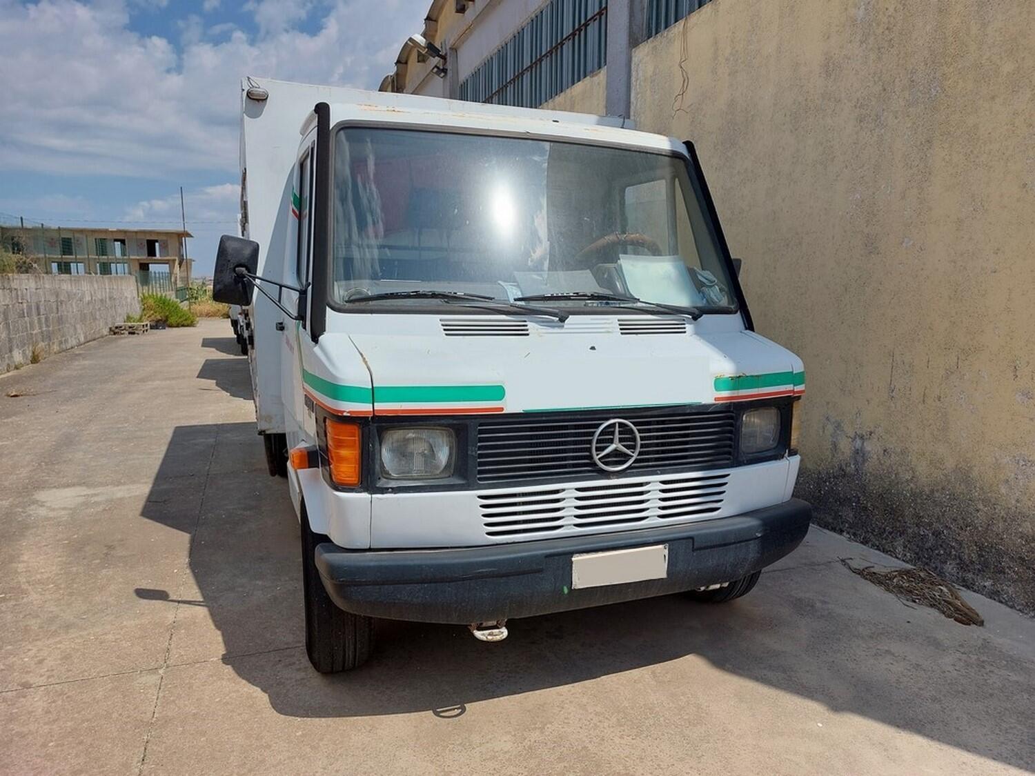 Lot Mercedes Benz 310 D truck