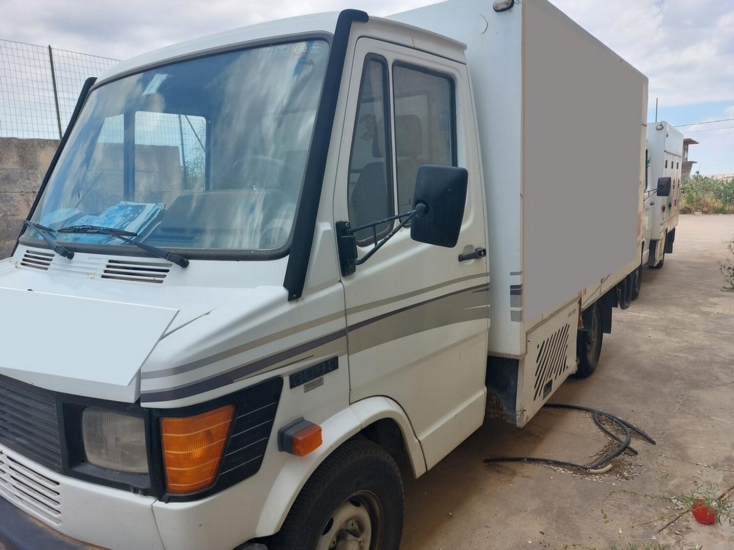 Lot Mercedes Benz 310 D truck