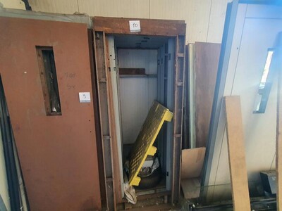 Lot Semi-automatic doors and door frames for lifts