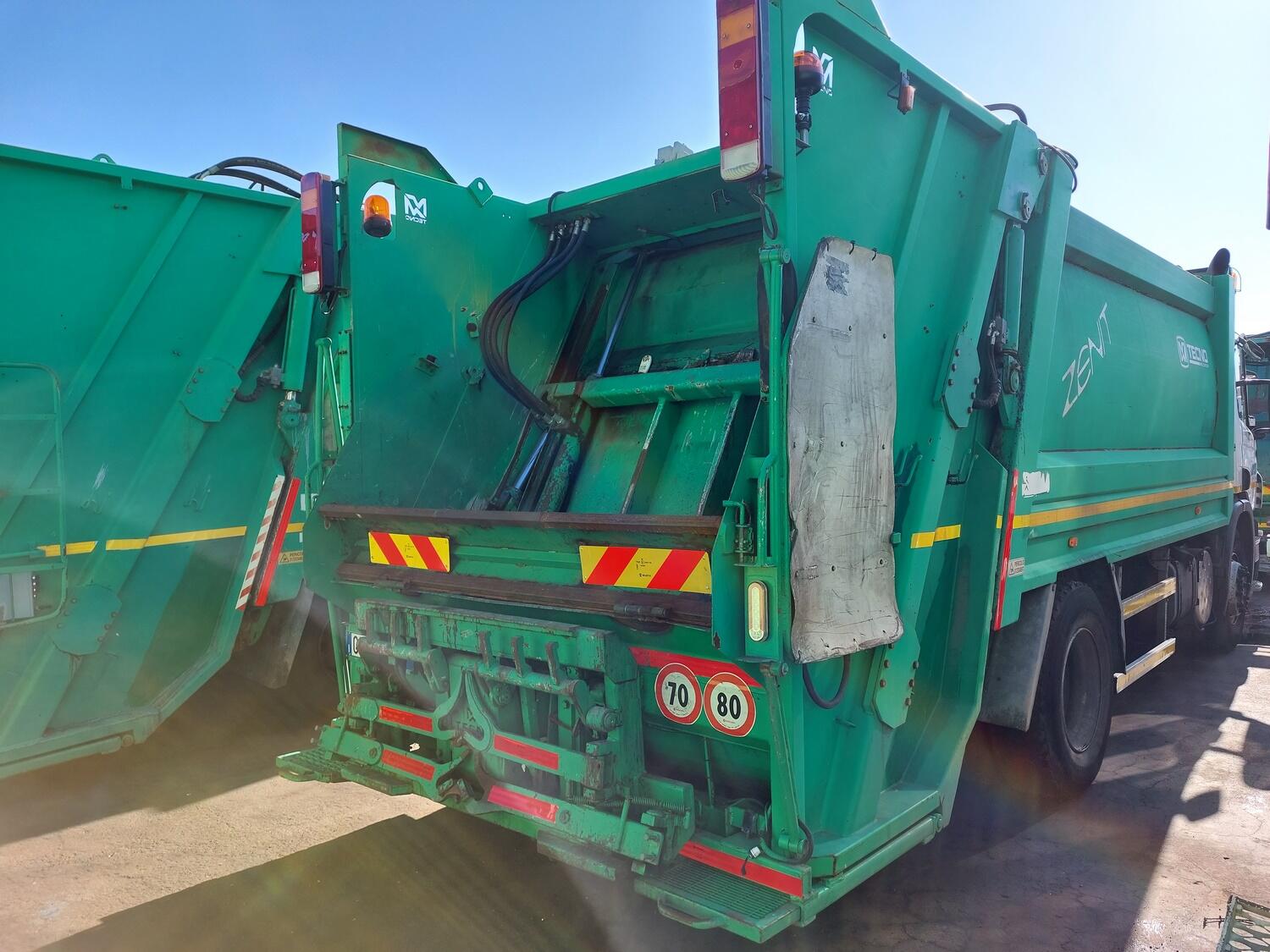 Lot Scania self-compactor