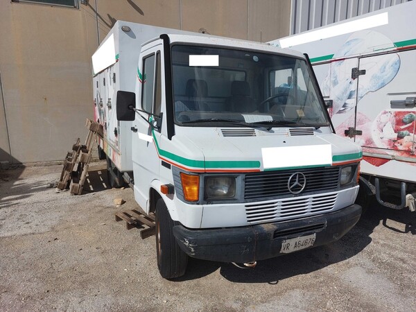 Lot Mercedes Benz 308 D truck