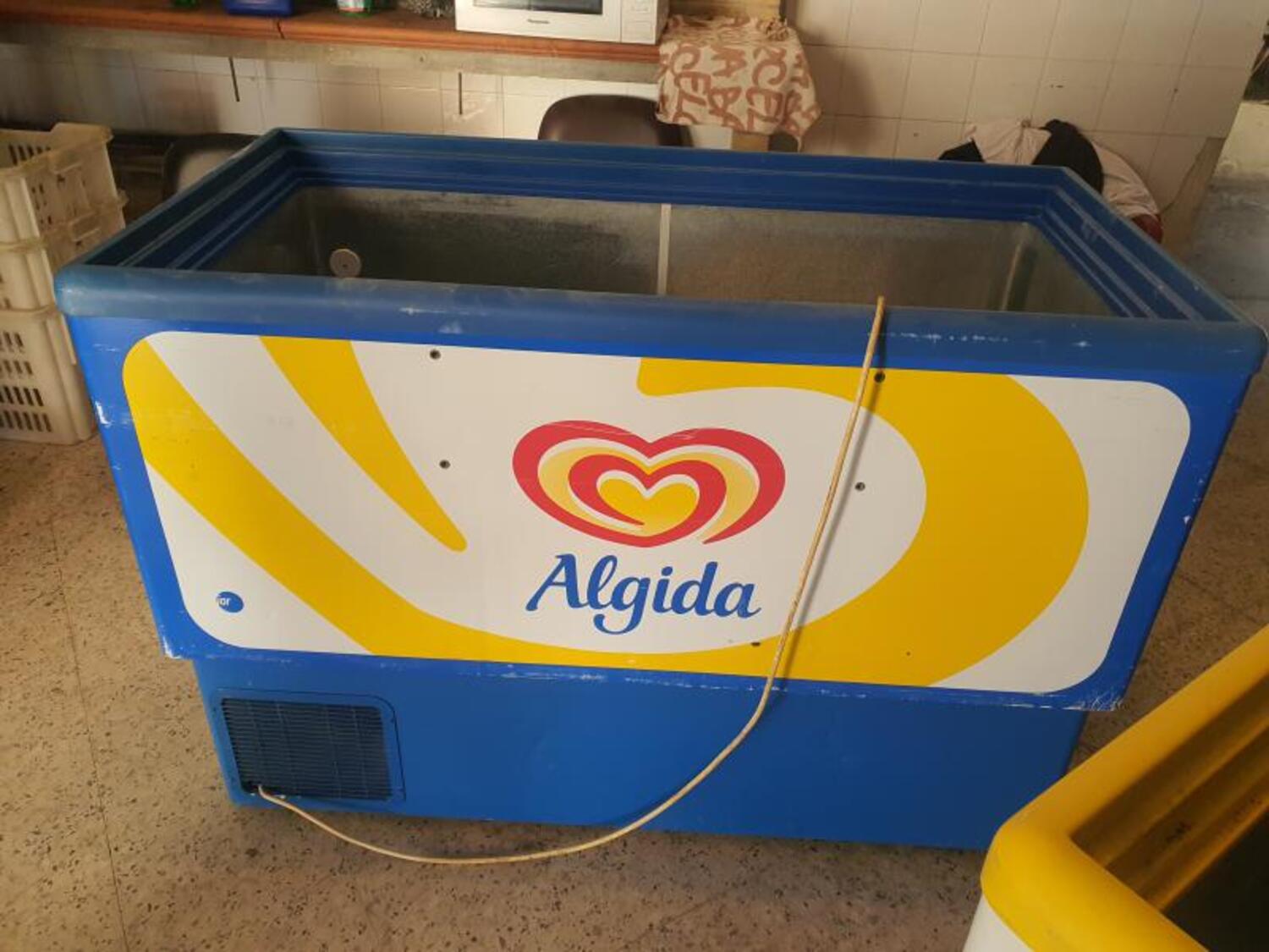 Lot Algida freezer and drinks fridge