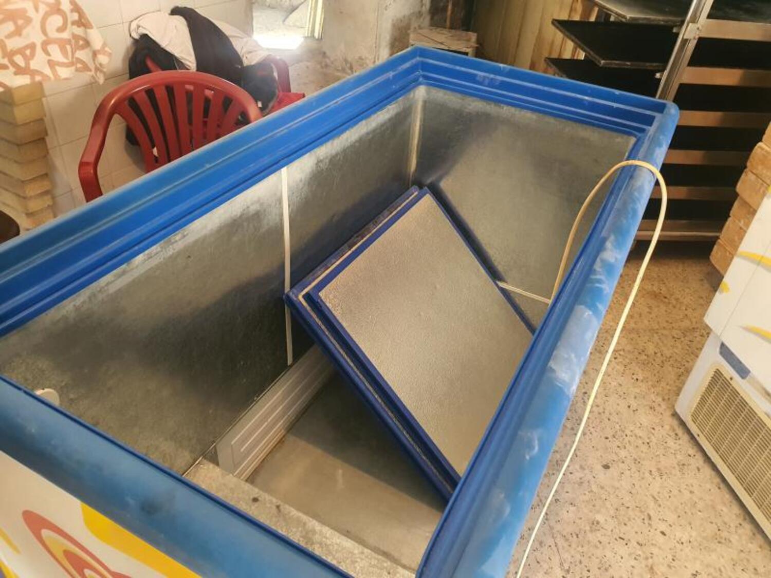 Lot Algida freezer and drinks fridge