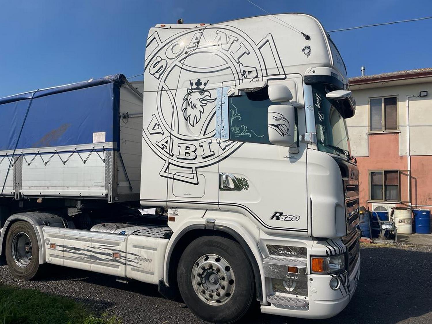 Lot Scania road tractor