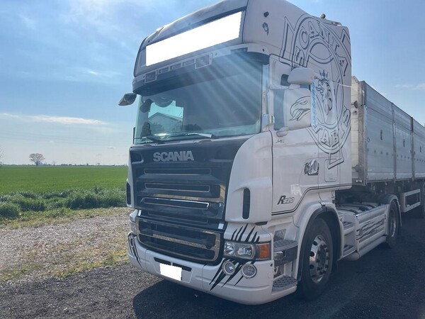 Lot Scania road tractor