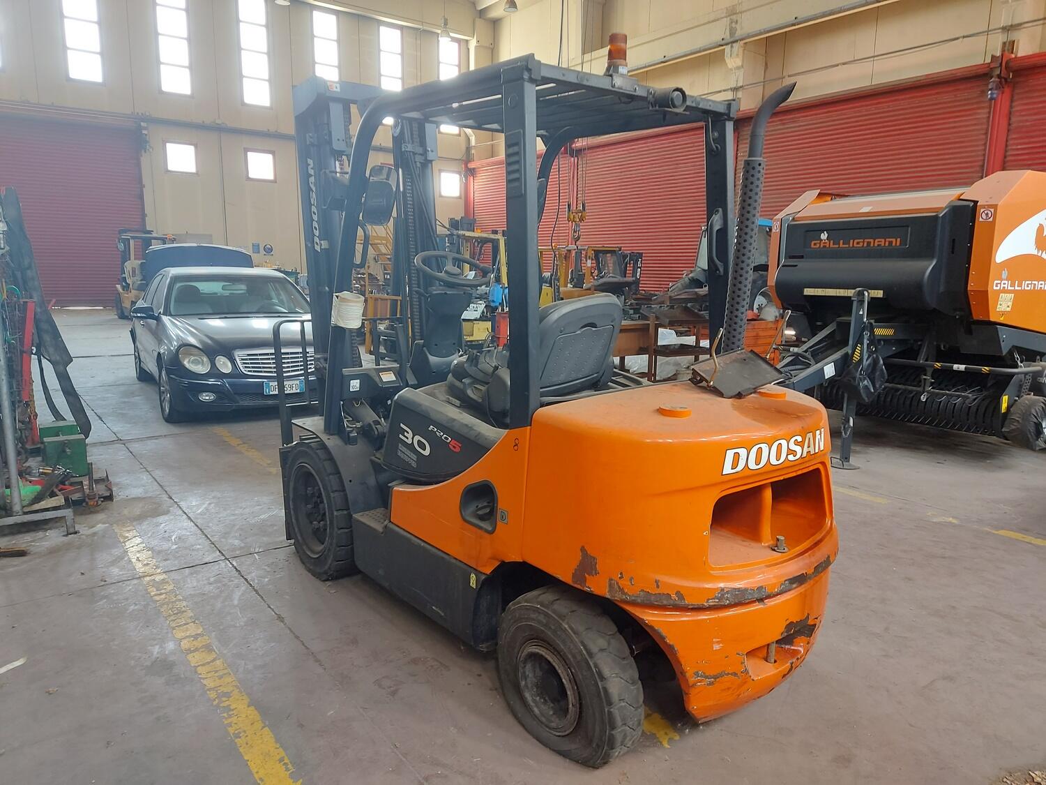 Lot Doosan Forklifts