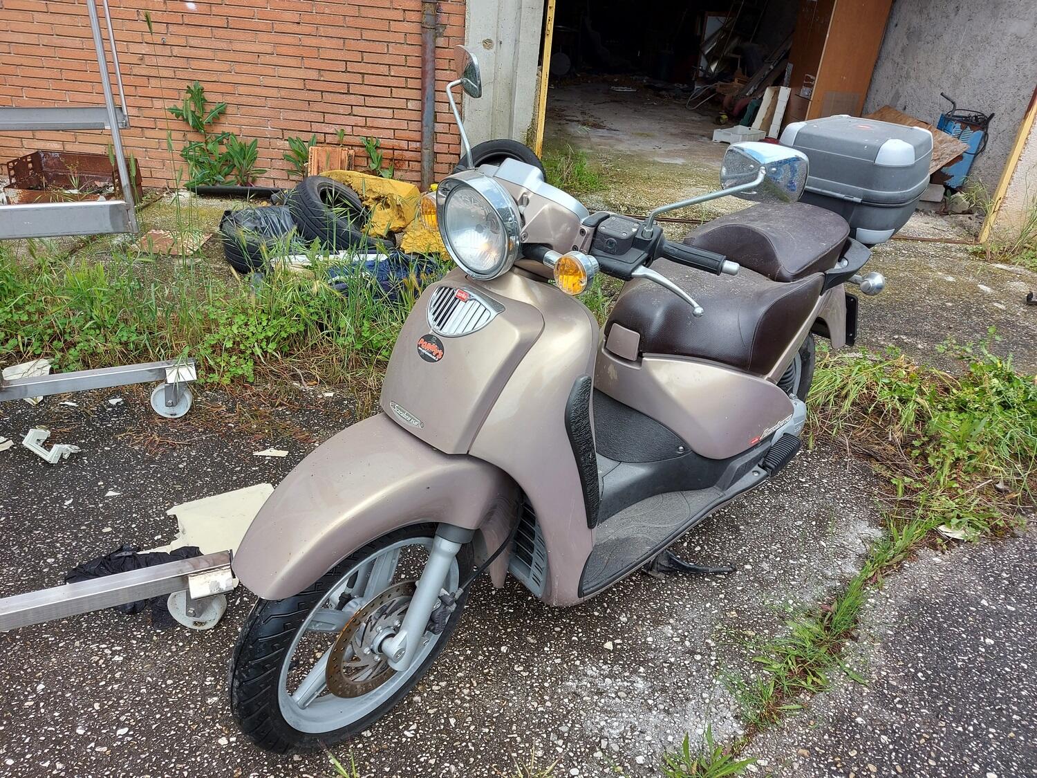 Lot Aprilia Scarabeo 150 motorcycle