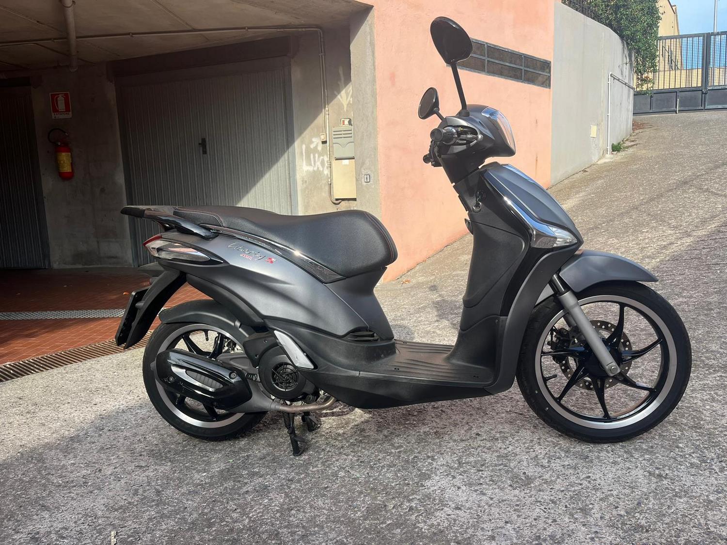 Lot Piaggio Liberty motorcycle