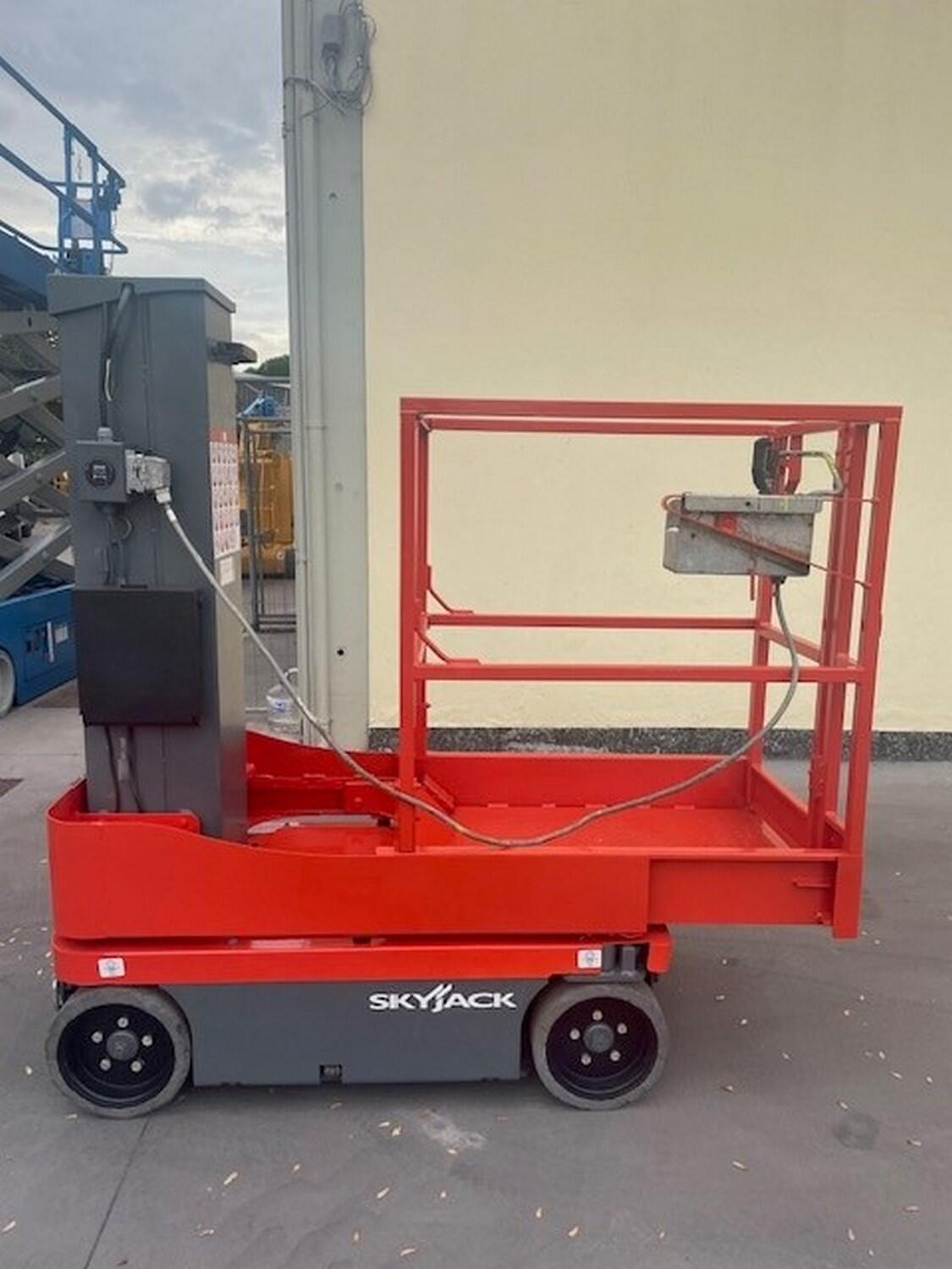 Lotto Piattaforma aerea a colonna Skyjack SJ16