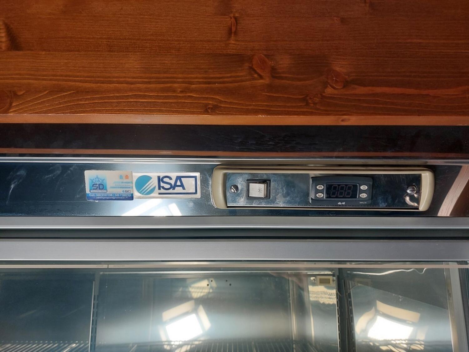 Lot ISA refrigerated display case