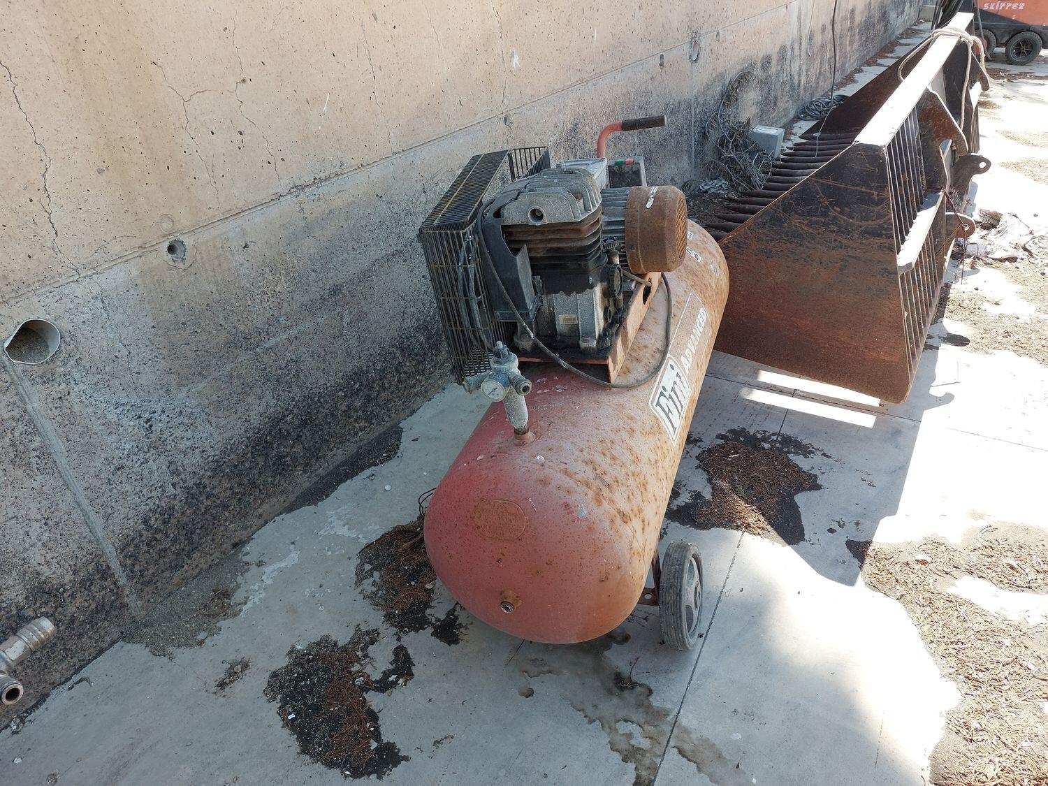 Lot Advanced fine compressor and concrete formwork