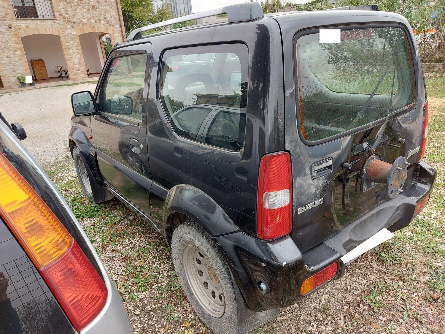 Lot Suzuki Jimmy car