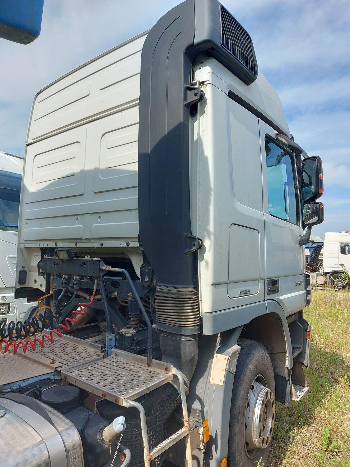 Lot Mercedes Benz tractor unit