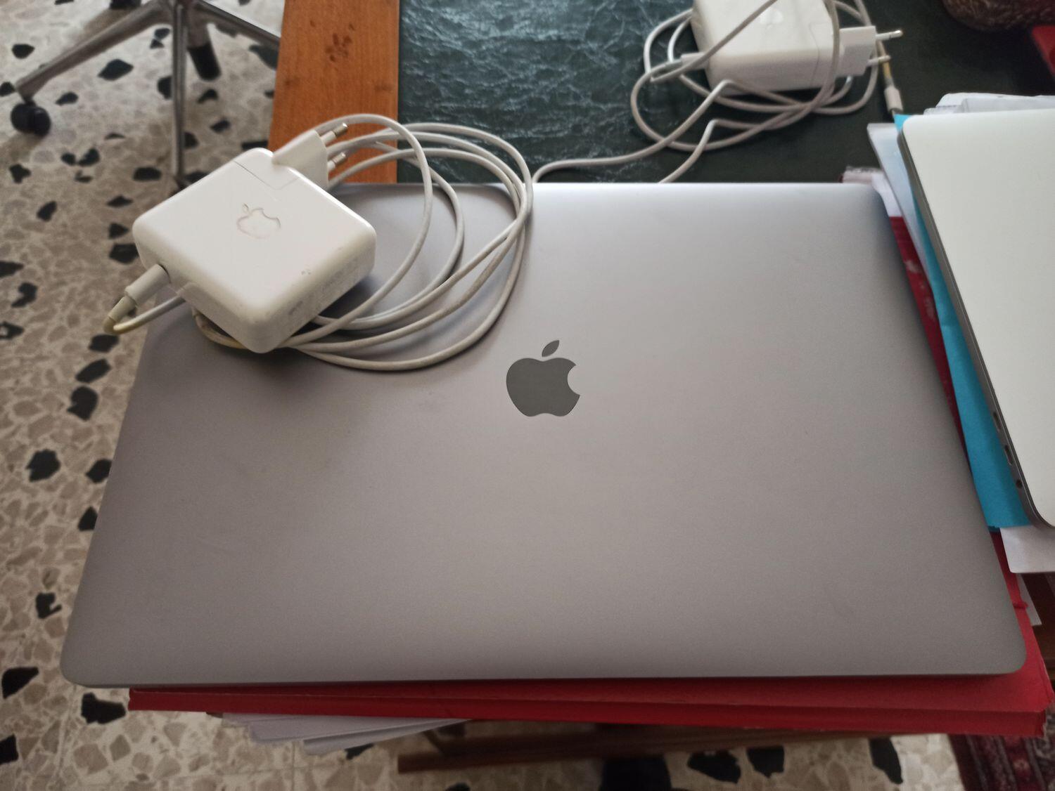 Lot Apple Macbook Pro
