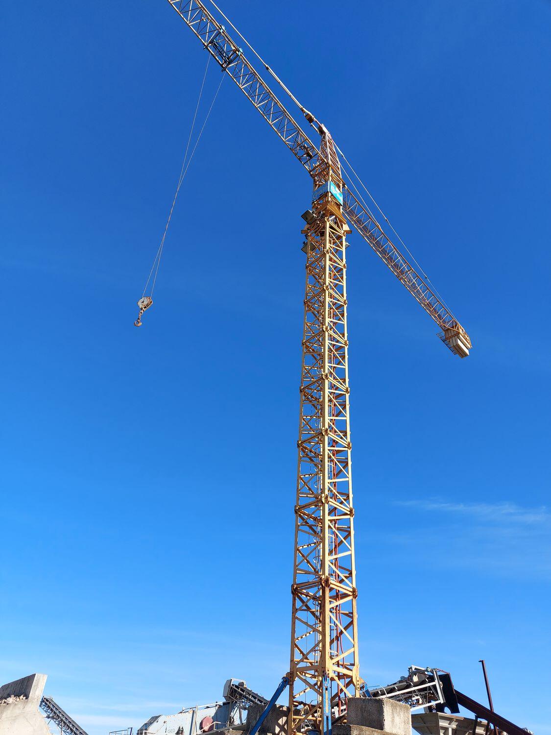 Lot Comedil tower crane