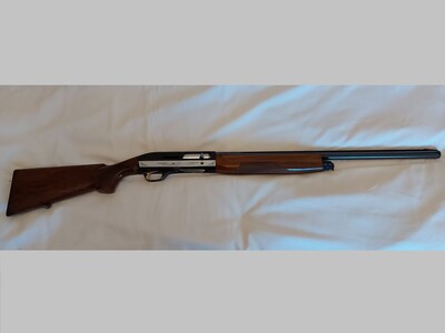 Lot Benelli semi-automatic rifle