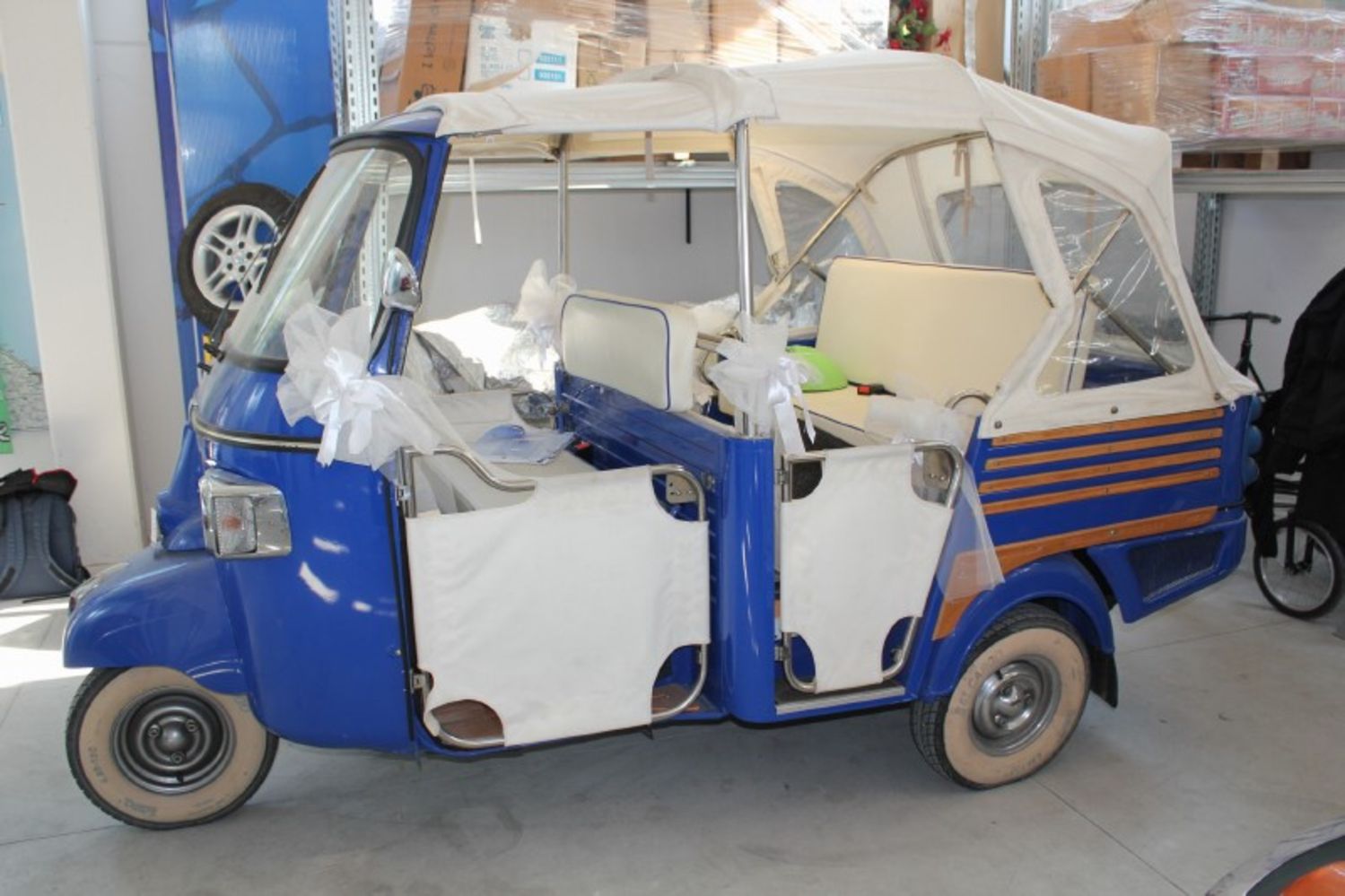 Lot Piaggio three-wheeler van