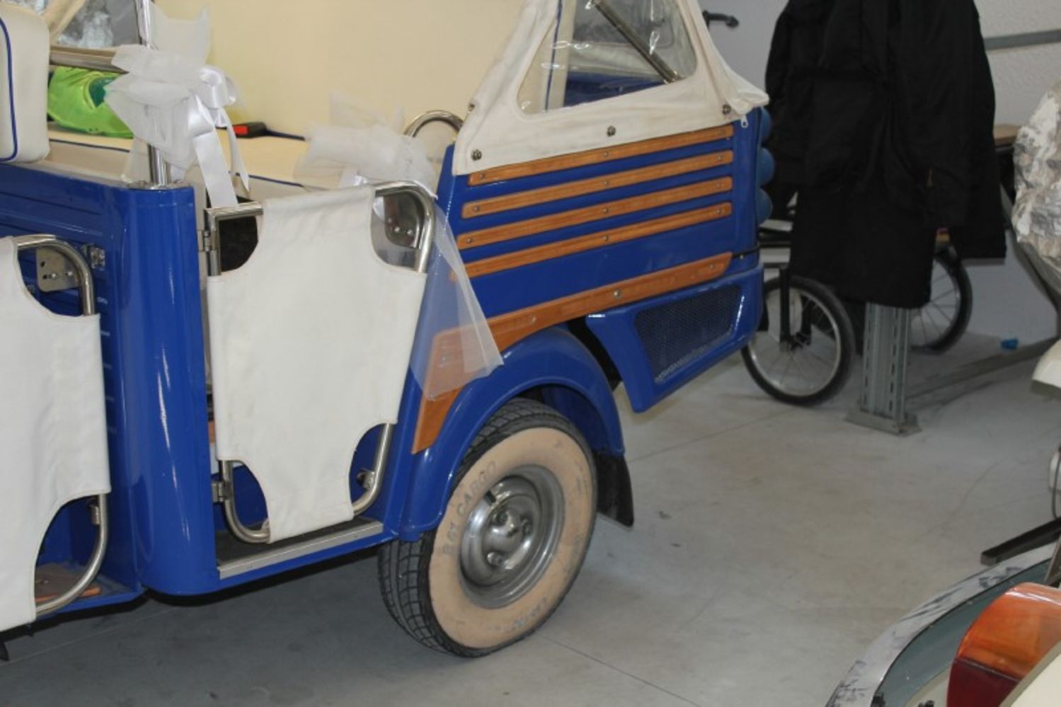 Lot Piaggio three-wheeler van