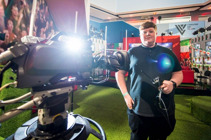 Carmarthen students enjoy work experience on S4C show Jonathan ...